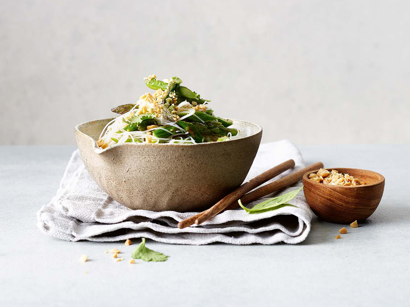 Glasnudelsalat mit Spargeln, Kräutern und Erdnüssen | Einfach Kochen by ...