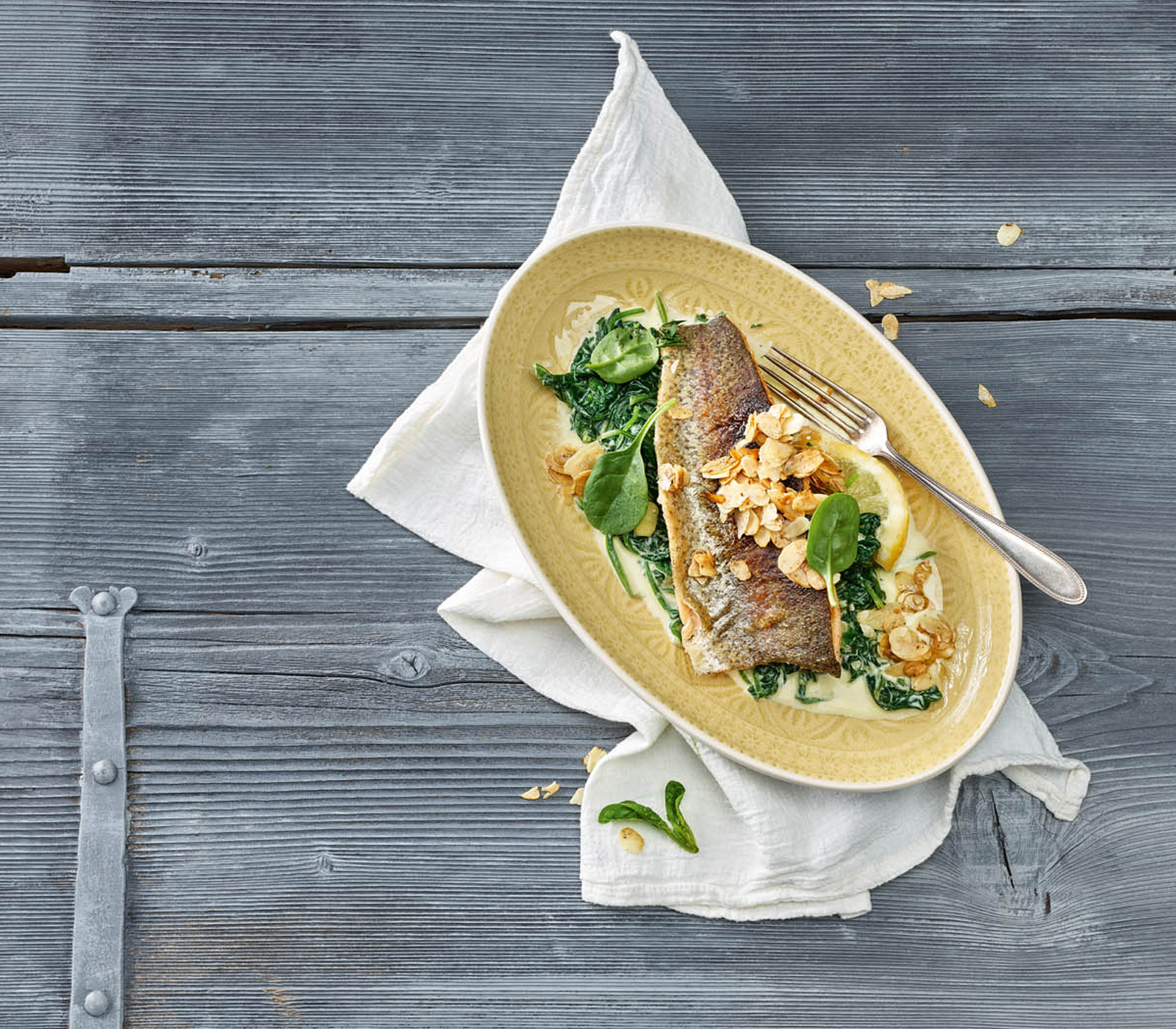 Saiblingsfilet mit Mandelbutter auf Rahmspinat | Einfach Kochen by Meta ...